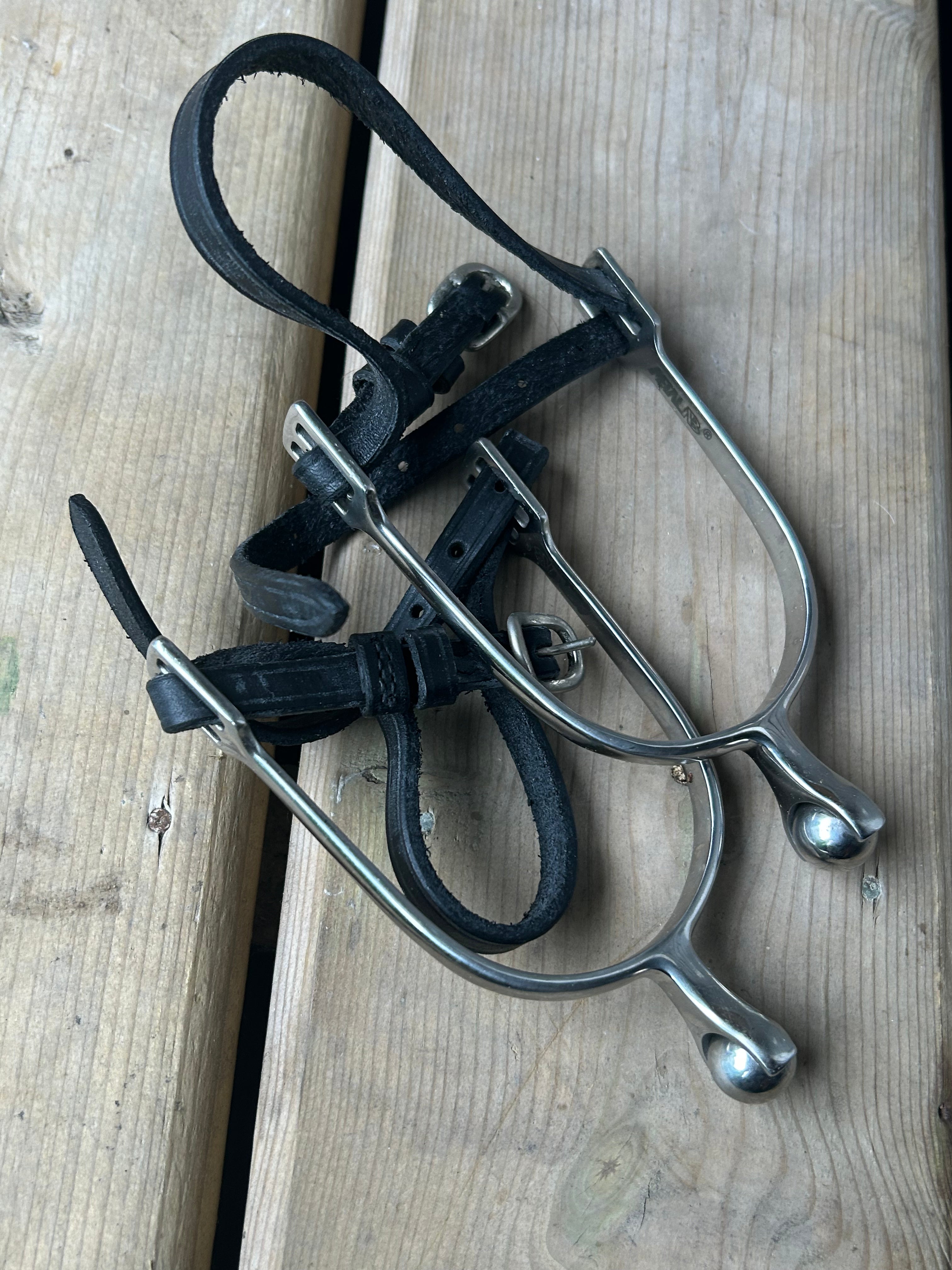 Metalab roller ball spurs with black leather straps – All About Tack